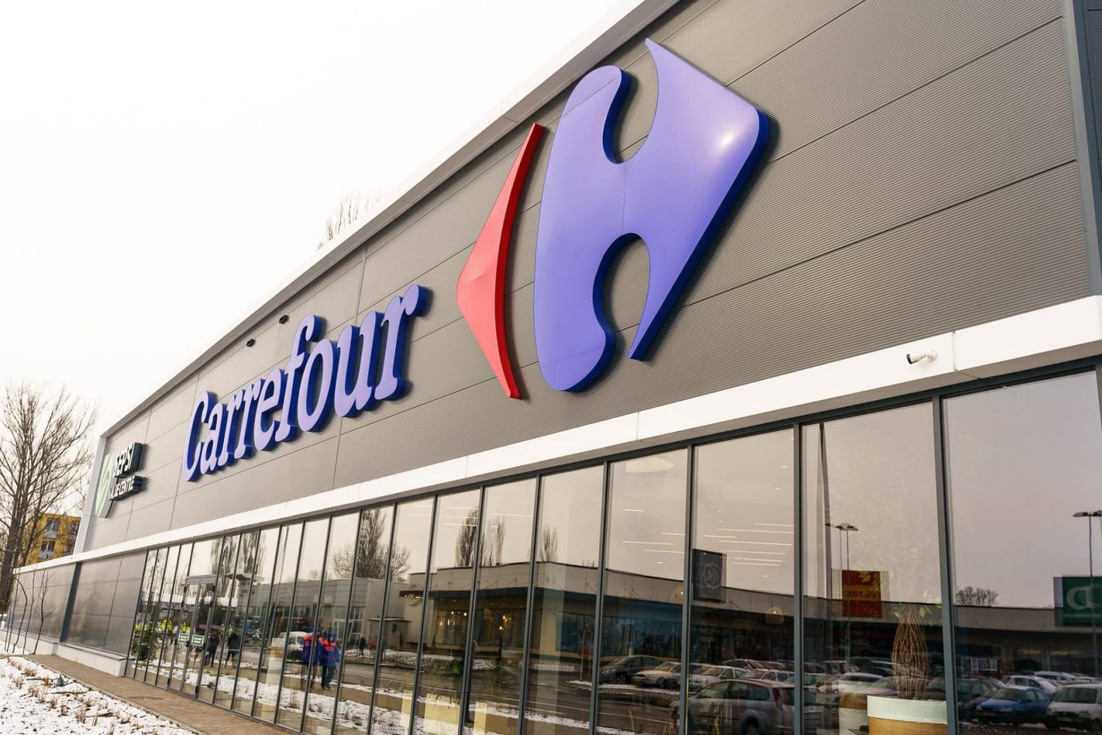 Mișcare surpriză pe piața de retail. Carrefour preia lanțul de ...